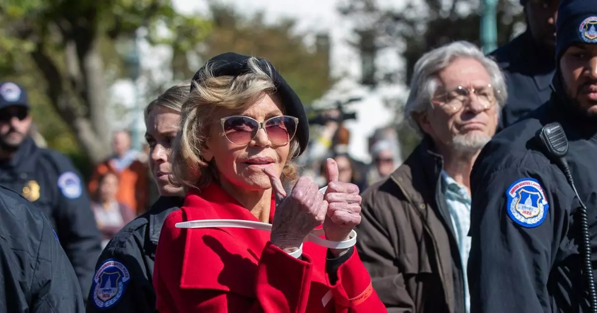 Jane Fonda arreteeriti taas kliimaprotestil koos Sam Waterstoniga