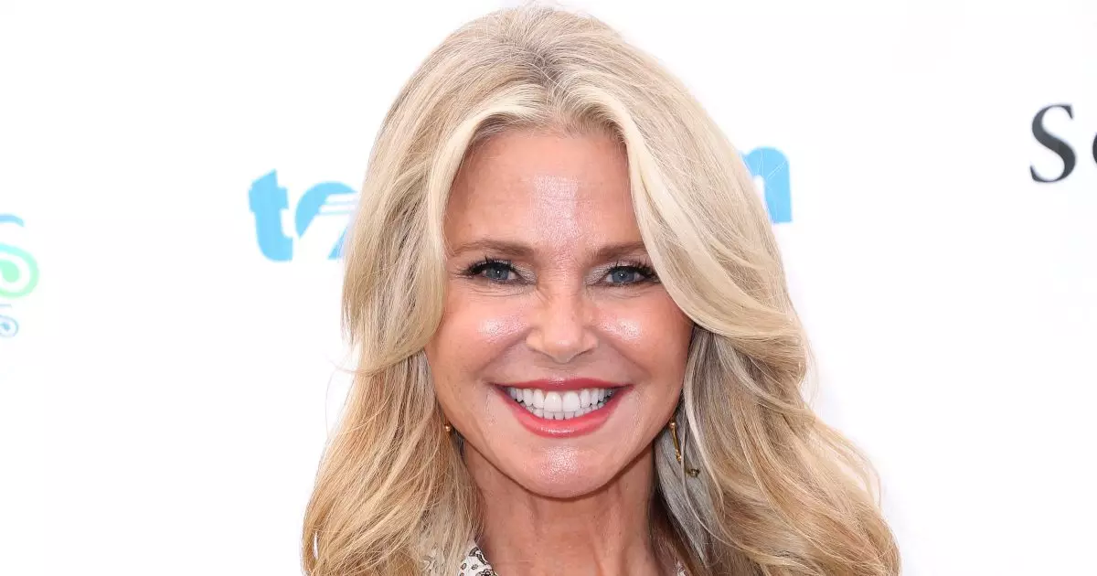 Christie Brinkley, 65, pronk met figuur in patriotiese badpak