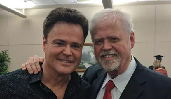 U-Donny Osmond Ubungaza Usuku Lokuzalwa lukaMfowethu Merrill Osmond Lweminyaka engama-66