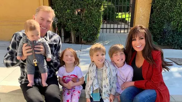 Marie Osmond compartilha foto de netos e lembra que todos devem ser felizes