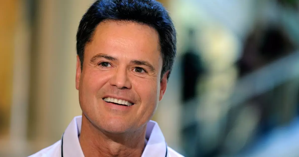 Donny Osmond comparteix una foto d'ell mateix tocant la guitarra quan era nen