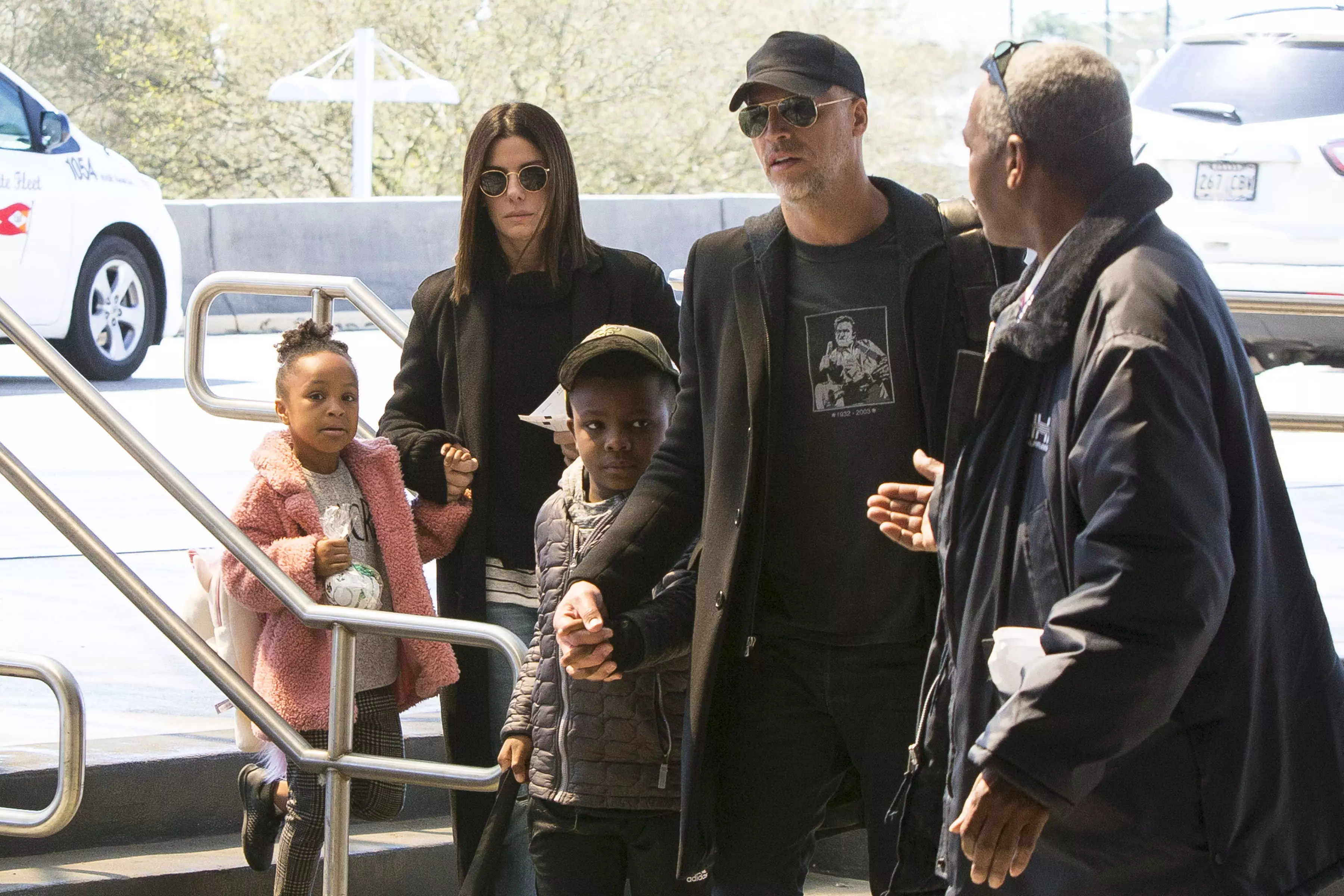 Sandra Bullock, copiii Louis și Laila și iubitul Bryan Randall după sărbătorile de Mardi Gras din New Orleans.