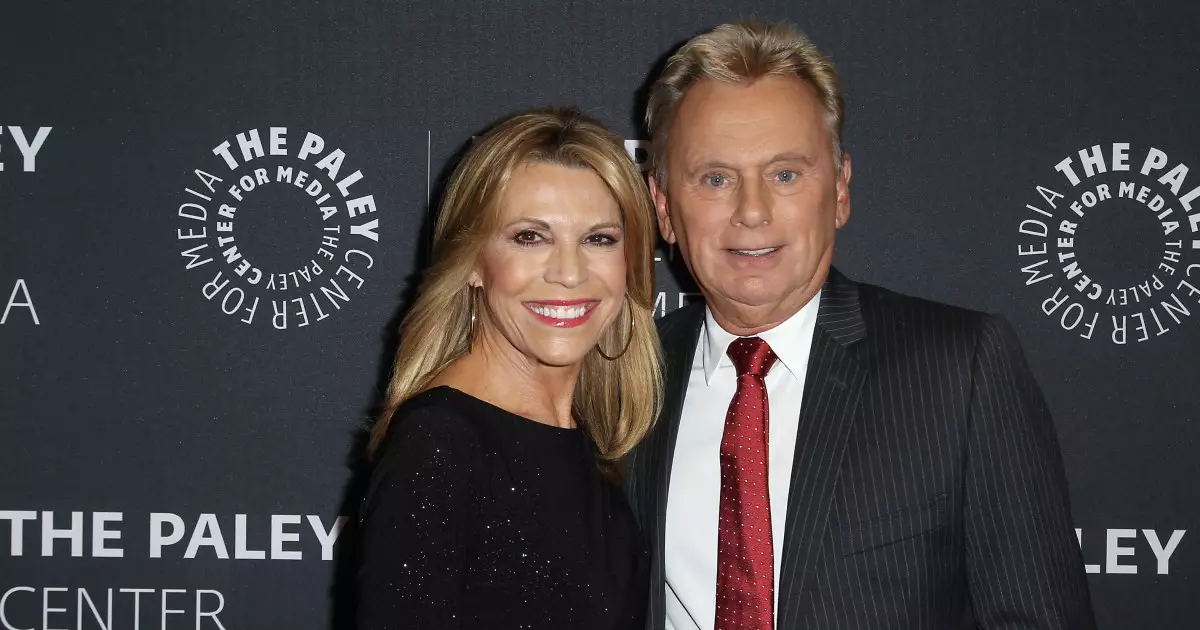 Vanna White Talks Dewsa Pat Sajak li ser 'Wheel of Fortune'