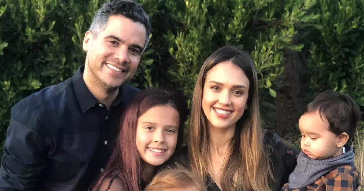 Jessica Alba Gushes Tshaj 39th Hnub Yug Nrog Tus Txiv Nyiaj Txiag thiab Cov Menyuam Yaus