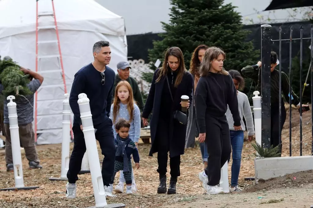 Jessica Alba u Cash Warren imorru jixtru s-siġra tal-Milied mal-familja