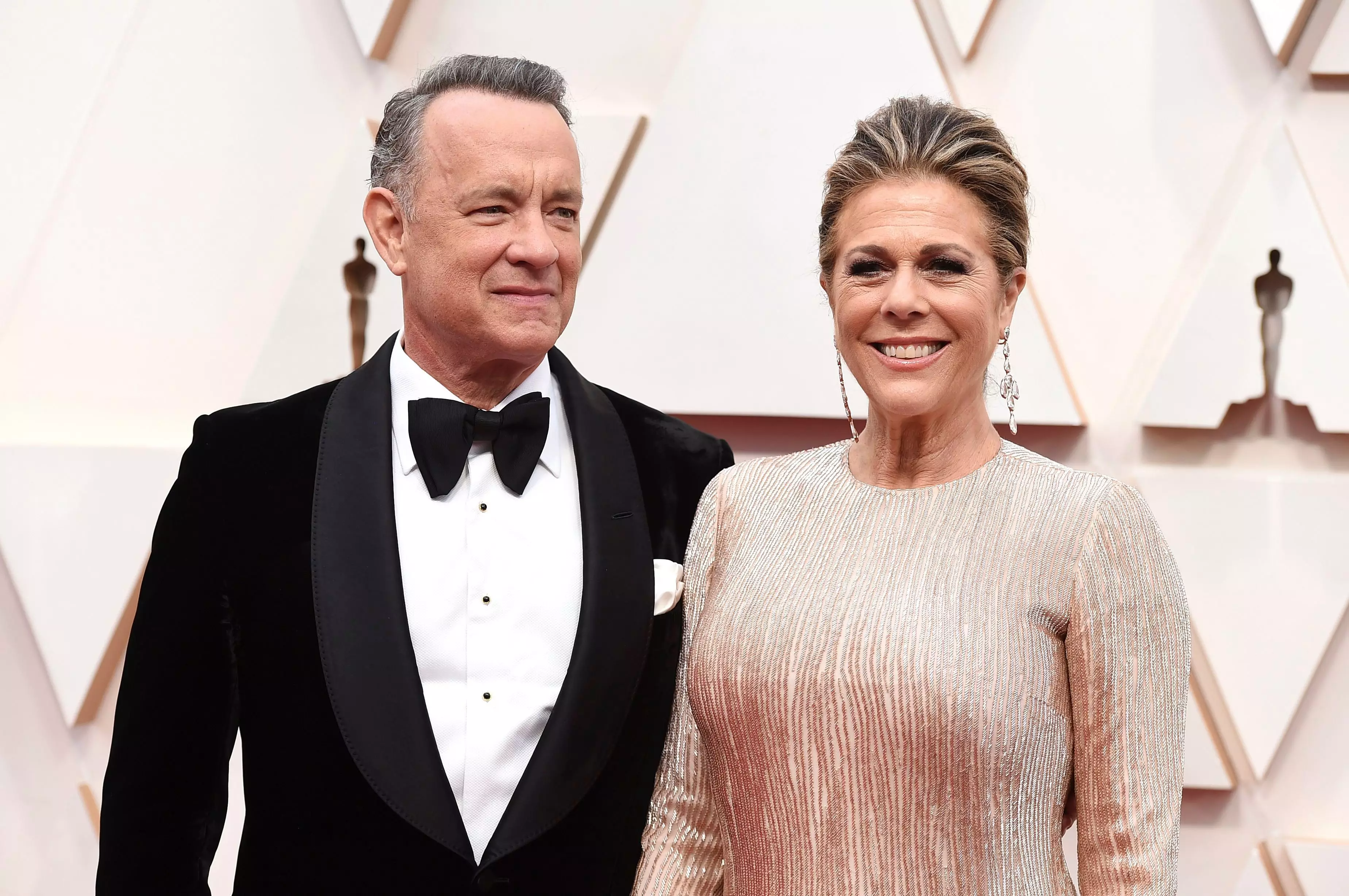 Tom Hanks thiab Rita Wilson ntawm 2020 Oscars ntaub pua plag liab