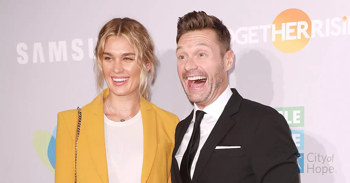 Ryan Seacrest ak mennaj Shayna Taylor ap kwit nan karantèn