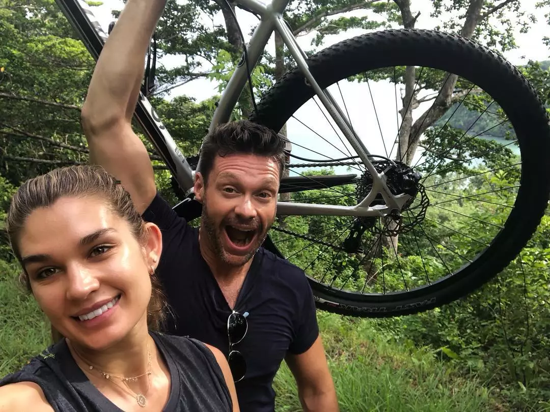 ryan-seacrest-and-girl-shayna-taylors-cutest-photos-gallery