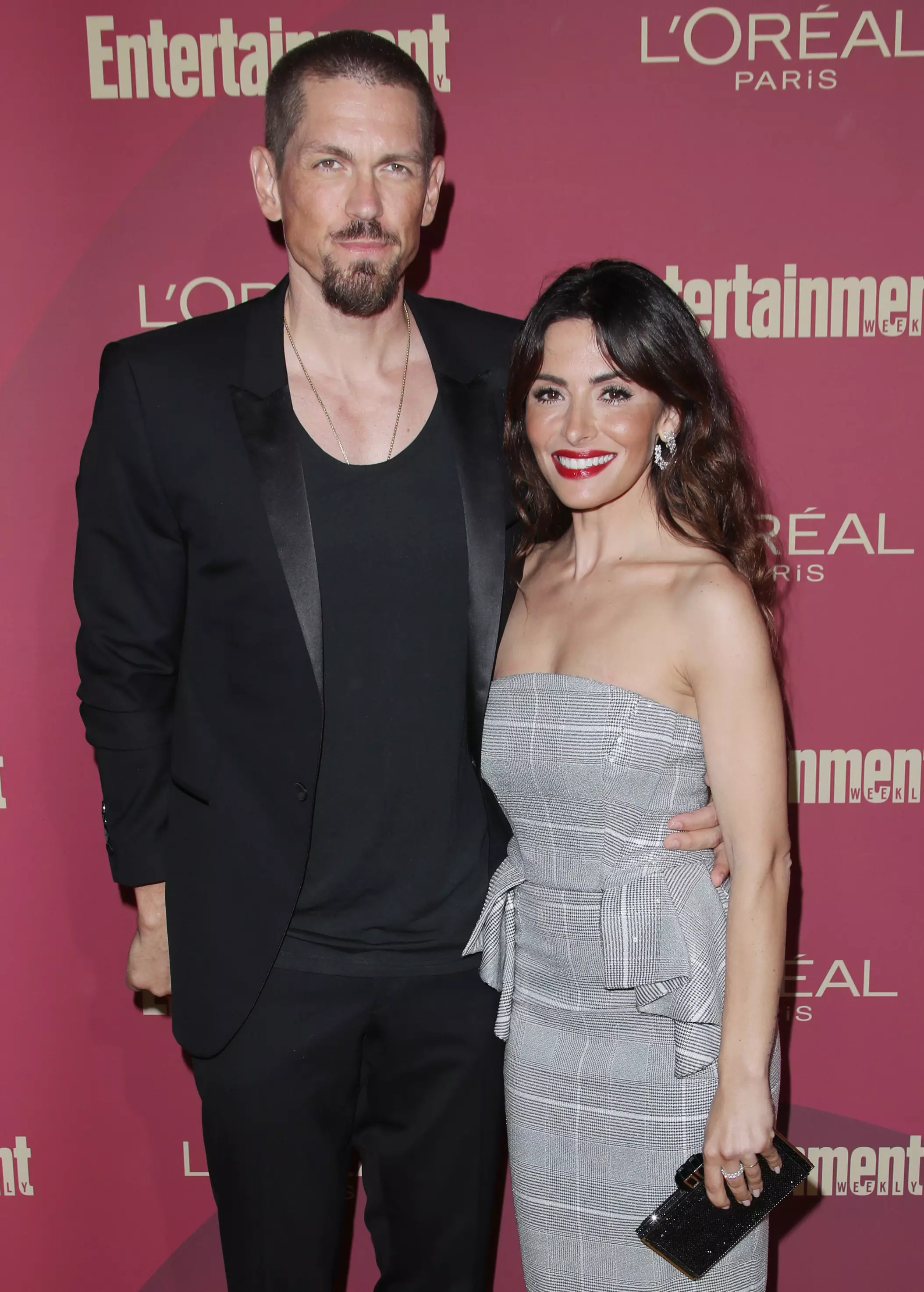 Steve Howey ve Sarah Shahi Bölünmüş