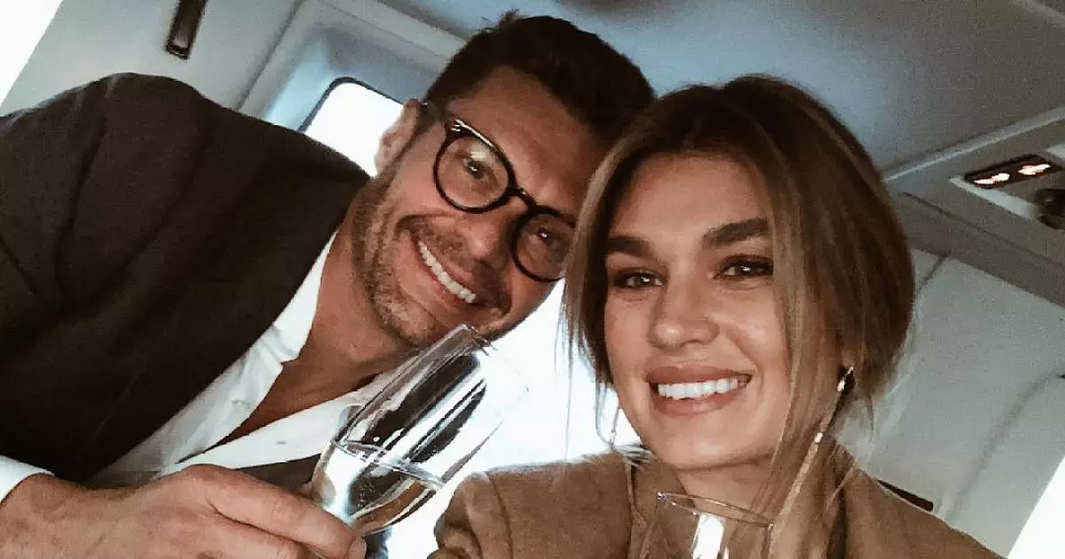 Ang GF ni Ryan Seacrest na si Shayna Taylor ay 'Susundan' Siya Bumalik sa L.A.