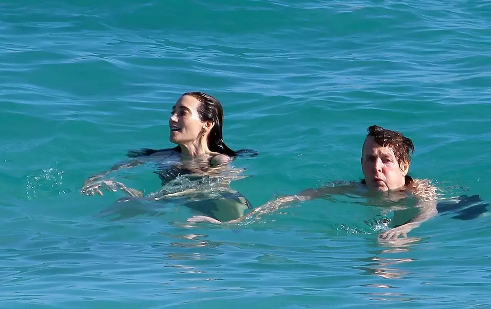Peringatan Pasangan Lucu! Paul McCartney Berenang Dengan Istri Yang Sehat Nancy Shevell - Closer Weekly