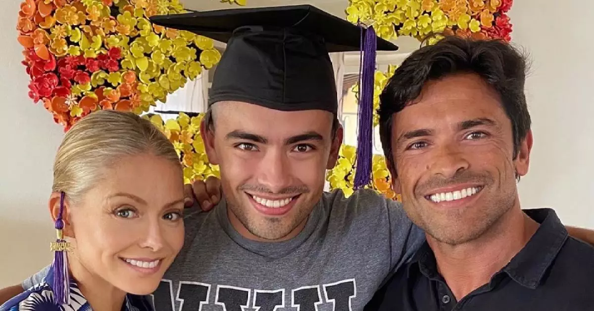 Kelly Ripa da Mark Consuelos sun yi bikin kammala karatun Ɗan Michael