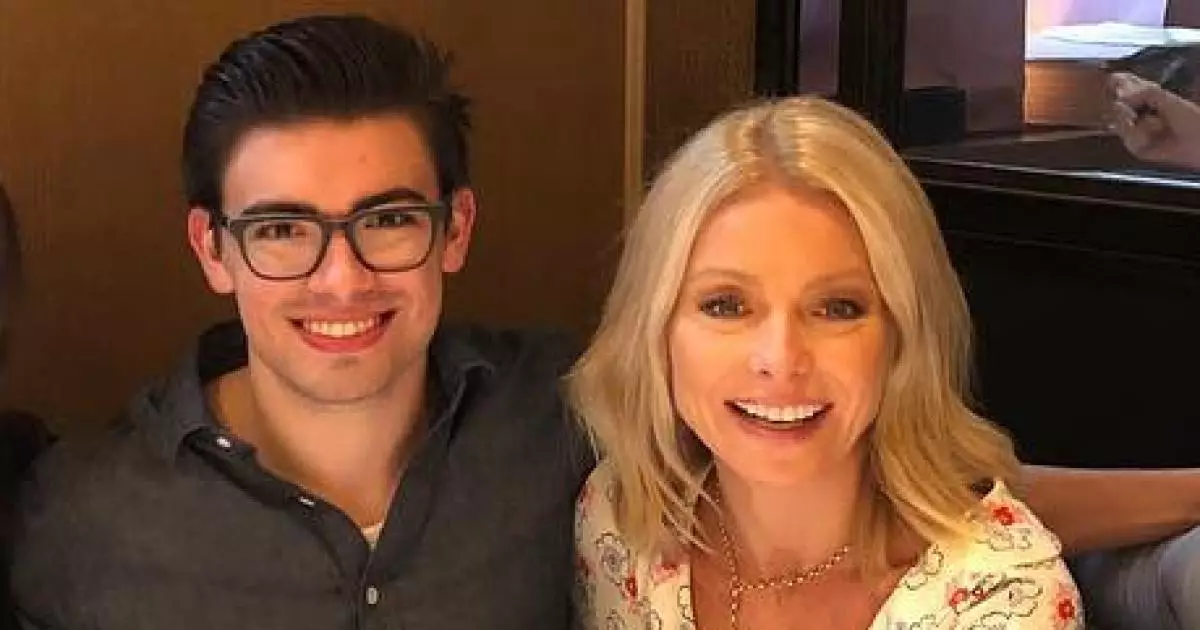 Kelly Ripa juhlii poika Michaelin valmistumista "Proud Mom" -tupsun kanssa