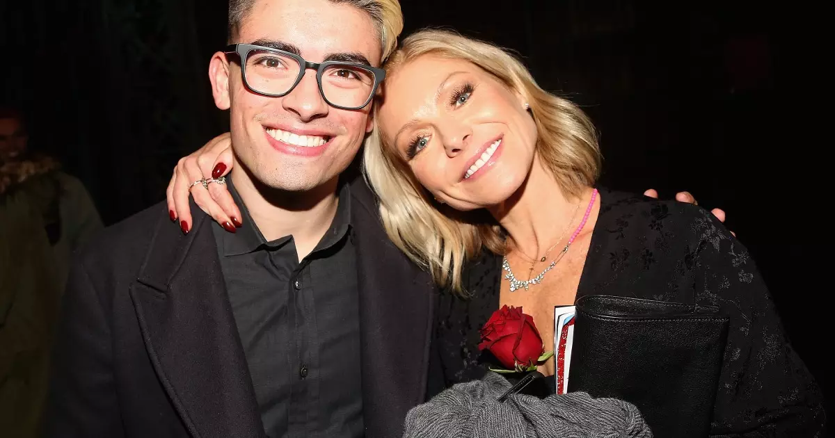 Kelly Ripa Yijihije Isabukuru Yimyaka 21 Yumuhungu Michael hamwe na Video