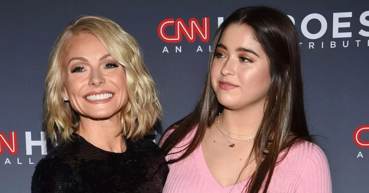 Kelly Ripa předvádí Shakira Dance před Super Bowl