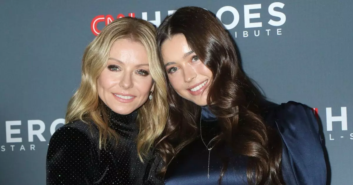 Kelly Ripa 说她一直在使用女儿 Lola 的“自晒黑”