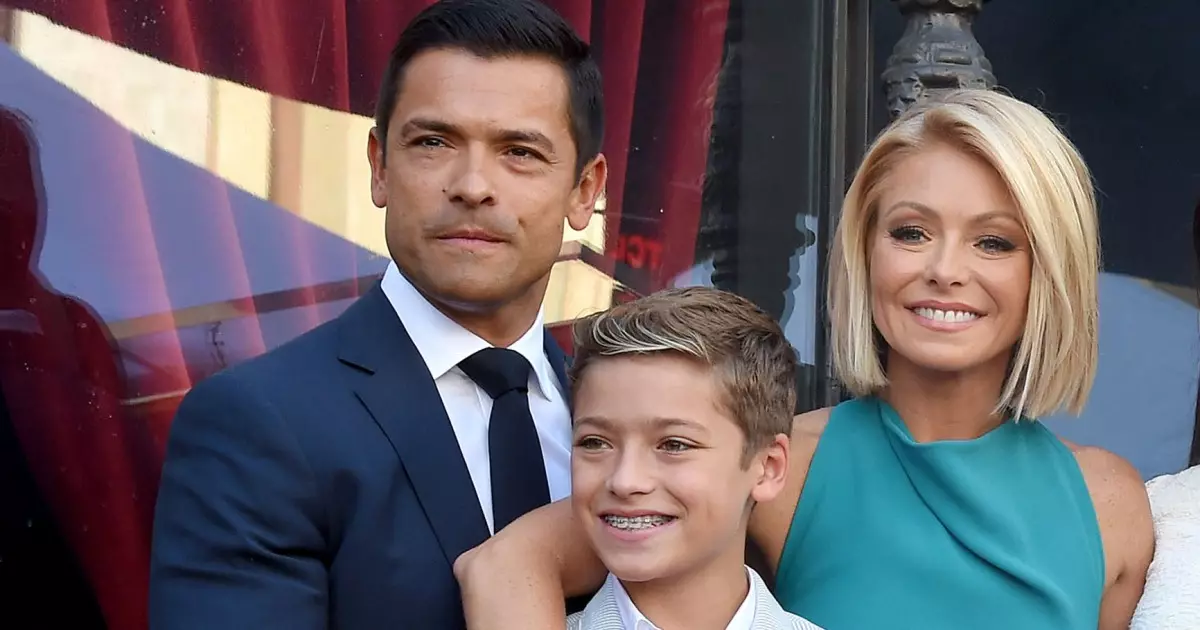 Kelly Ripa 和 Mark Consuelos 祝儿子华金 16 岁生日快乐