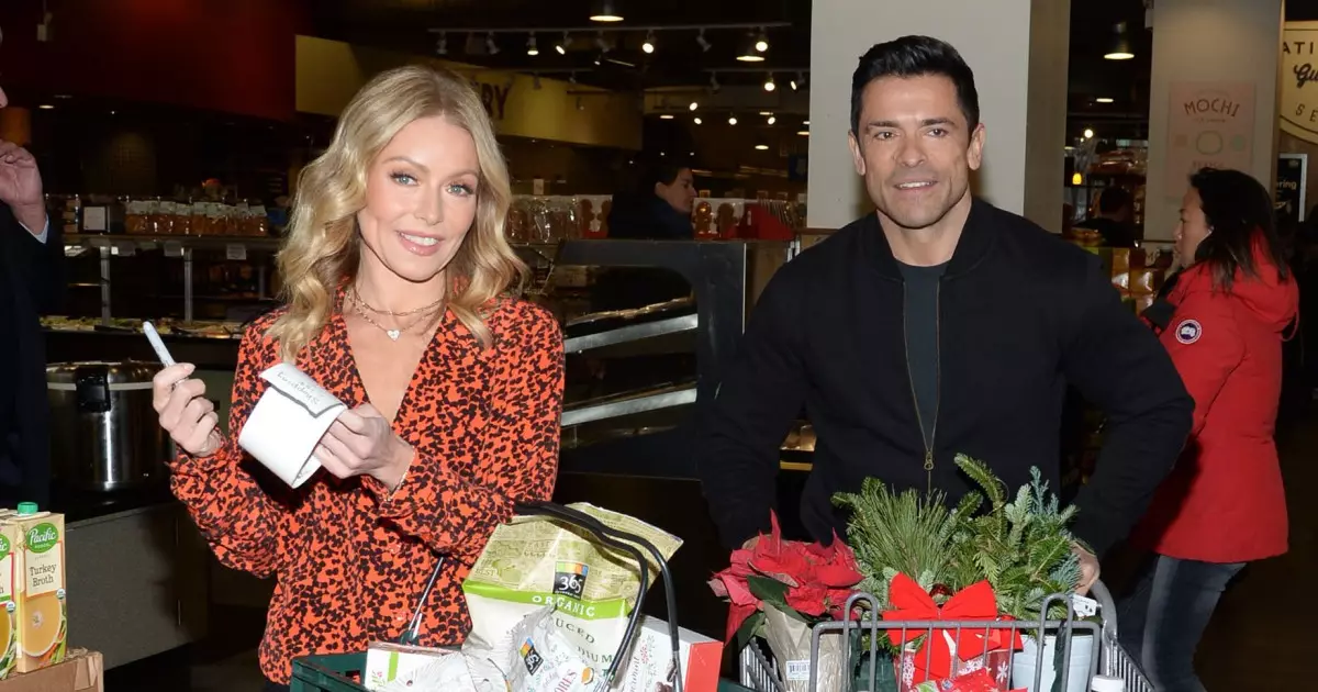 Kelly Ripa agus Mark Consuelos ag caint ar an Nollaig lena gcuid páistí