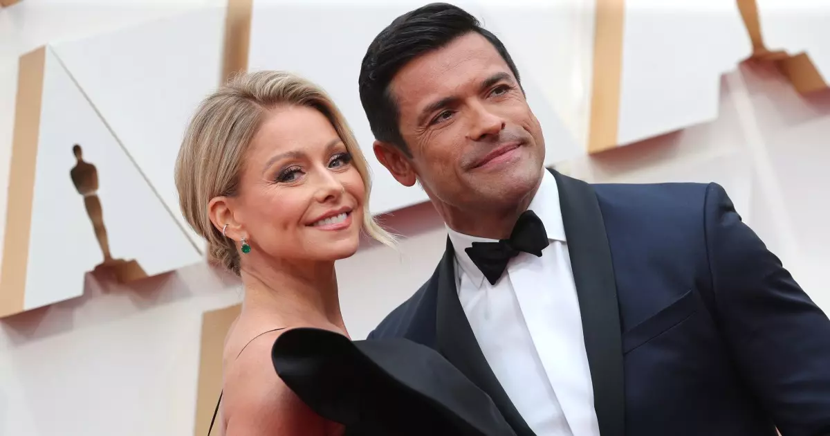 Kelly Ripa 在意大利分享了 Mark Consuelos 的性感复古照片