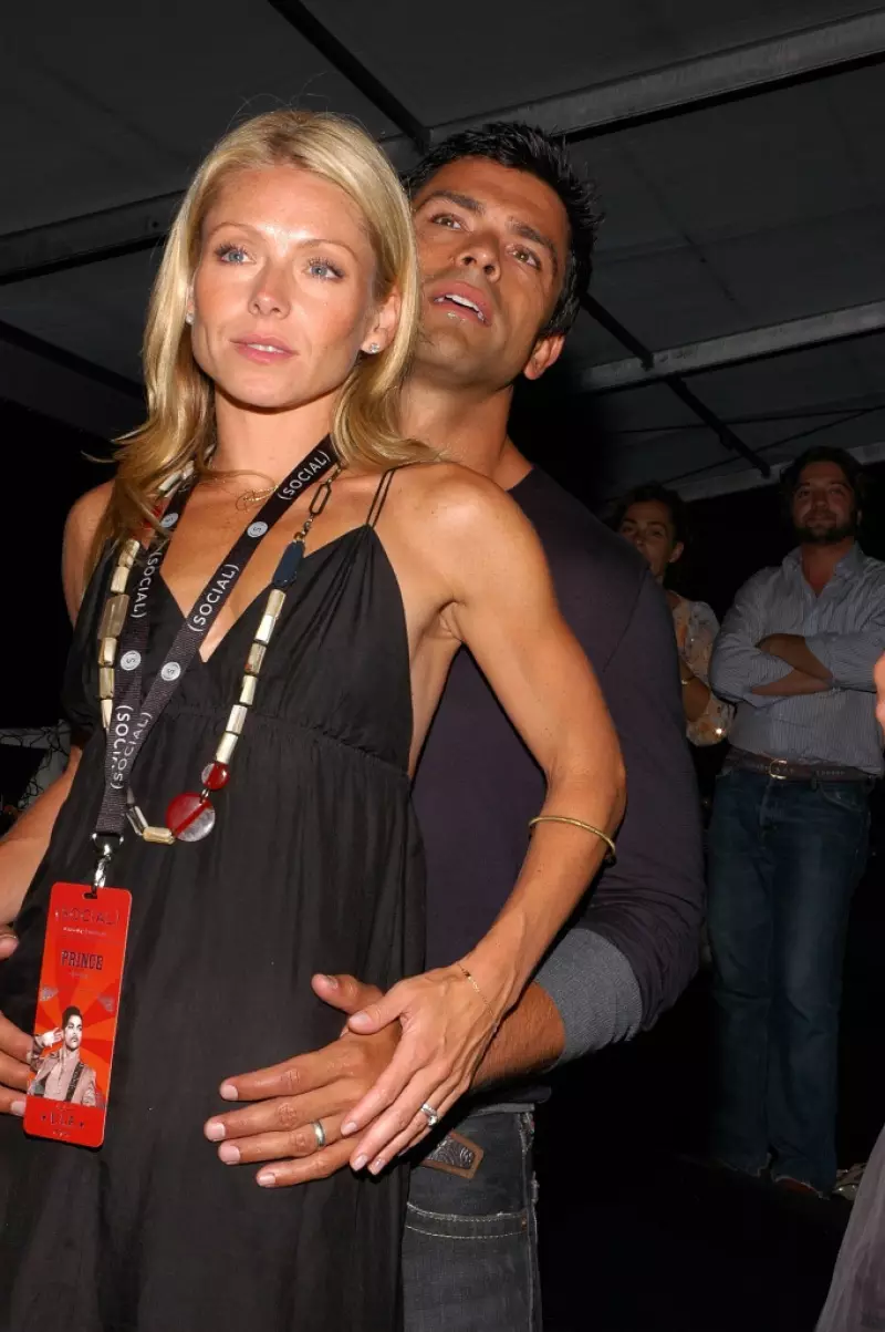 Kelly Ripa kaj Mark Consuelos ĉeestas la Hampton Social