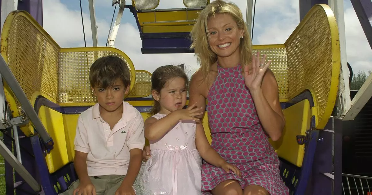 Kelly Ripa deel 'n snaakse Paastydperk van kinders Lola en Michael