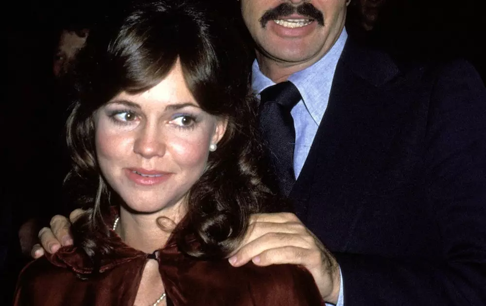 Burt Reynolds & Sally Field wepụrụ nkewa ilu ha & Mee elu! - nso kwa izu