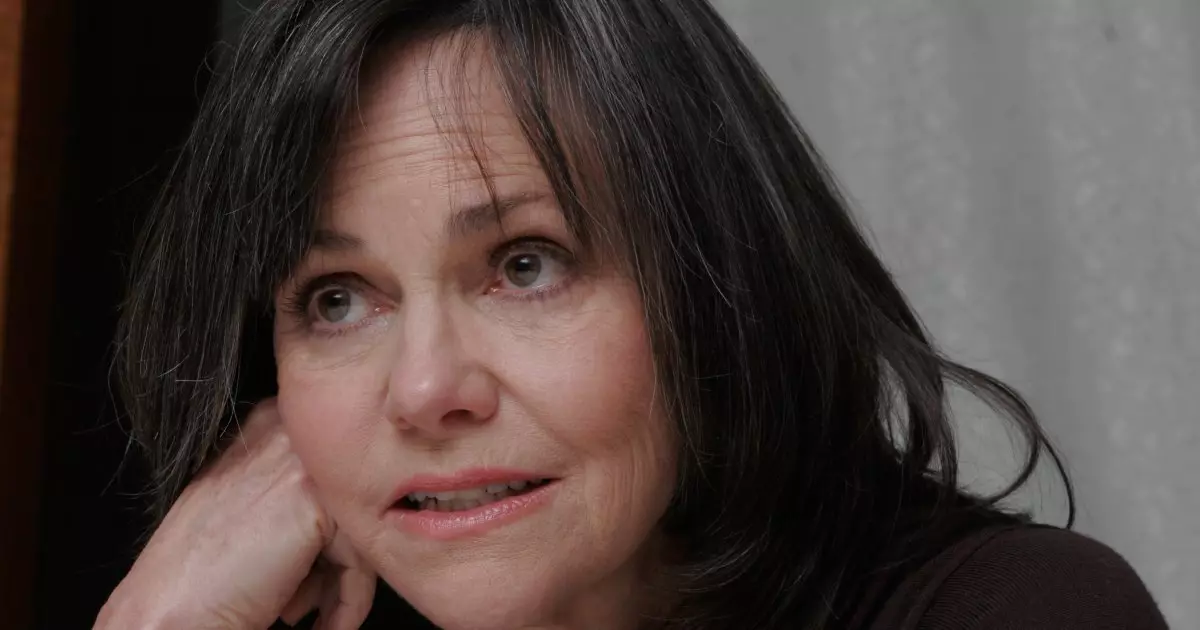 Sally Field na Nwanna Nwaanyị Chronicle Oge Ọhụụ Ha Na-akpata