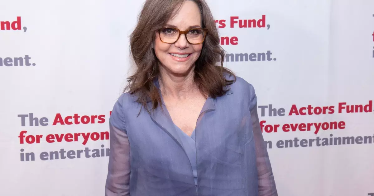 Ahụike Sally Field - nweta ihe kachasị ọhụrụ na ọnọdụ onye na-eme ihe nkiri taa