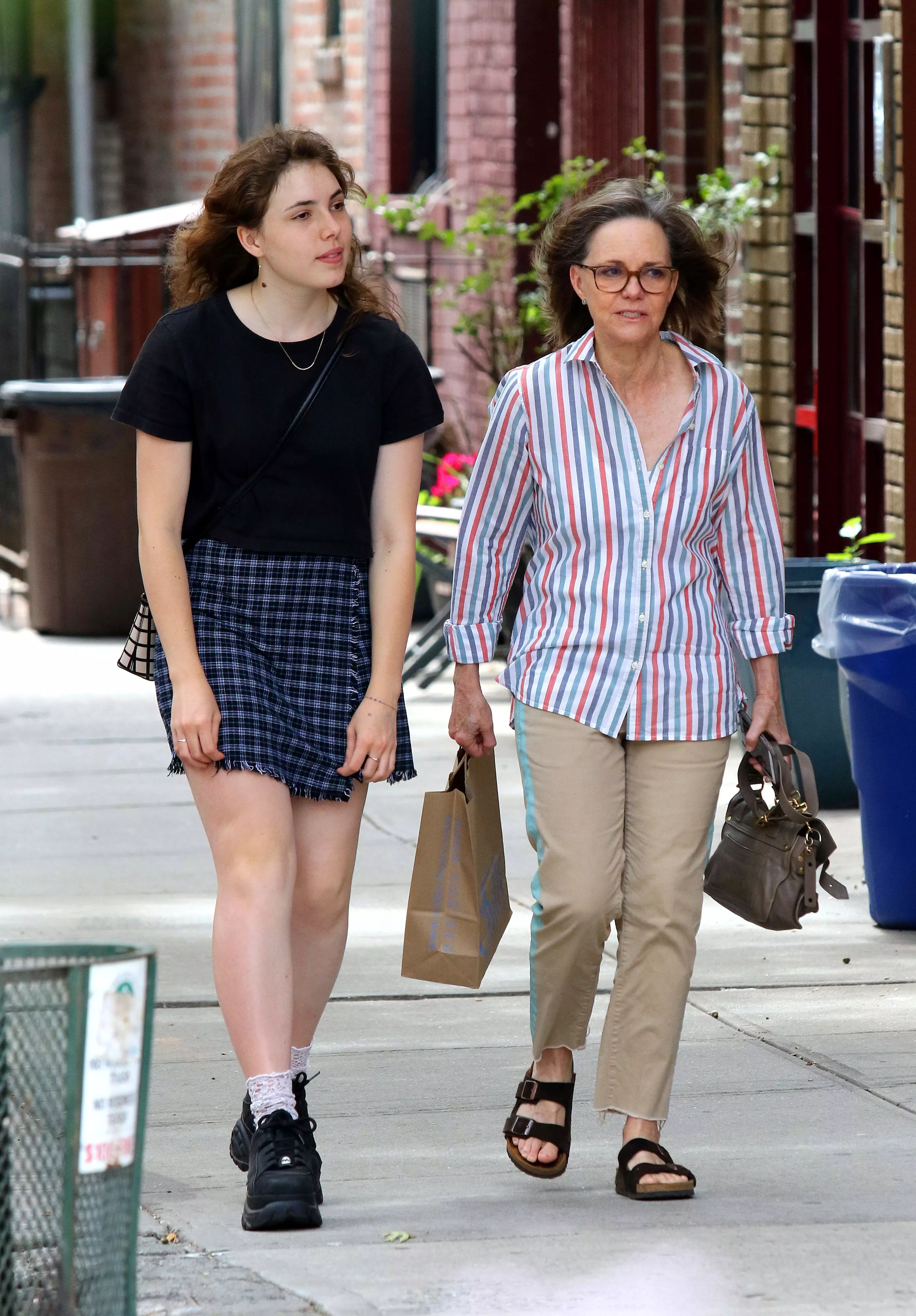 Sally Field akugula ndi mdzukulu Sophie Craig ku New York City.