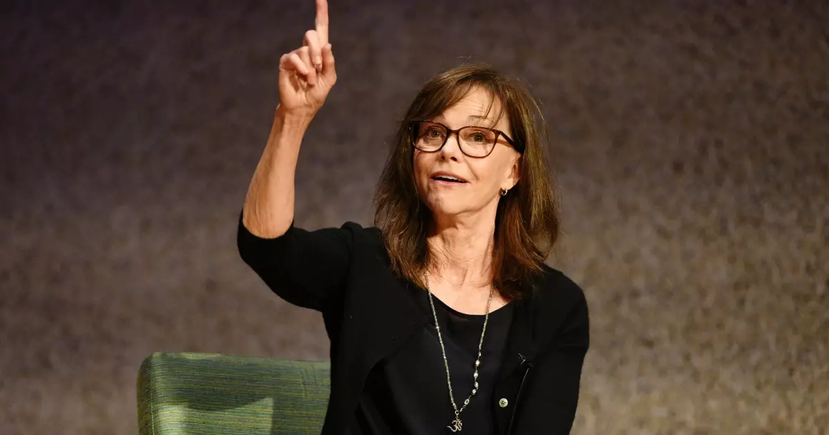 Sally Field và Ngôi sao cởi mở-đồng tính Son Sam Greisman trong Đạo luật bình đẳng PSA