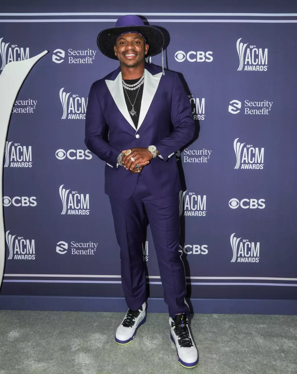 2021-acm-awards-red-carpet-see-stars-and-what-theyre-wearing