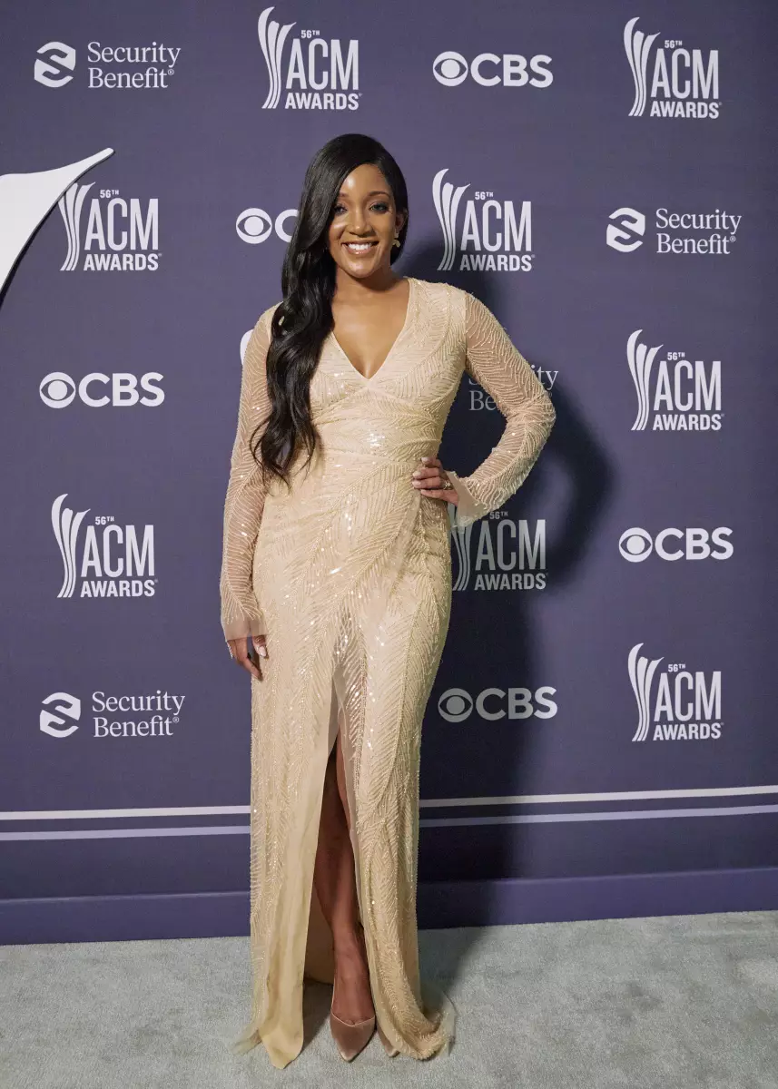 2021-acm-awards-red-carpet-see-stars-and-what-theyre-wearing