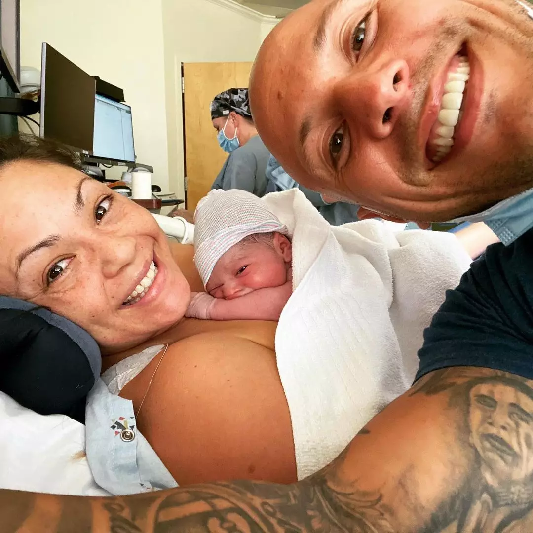 Jennifer 'Jenn' Grijalva และ Derek Diaz ยินดีต้อนรับ Baby