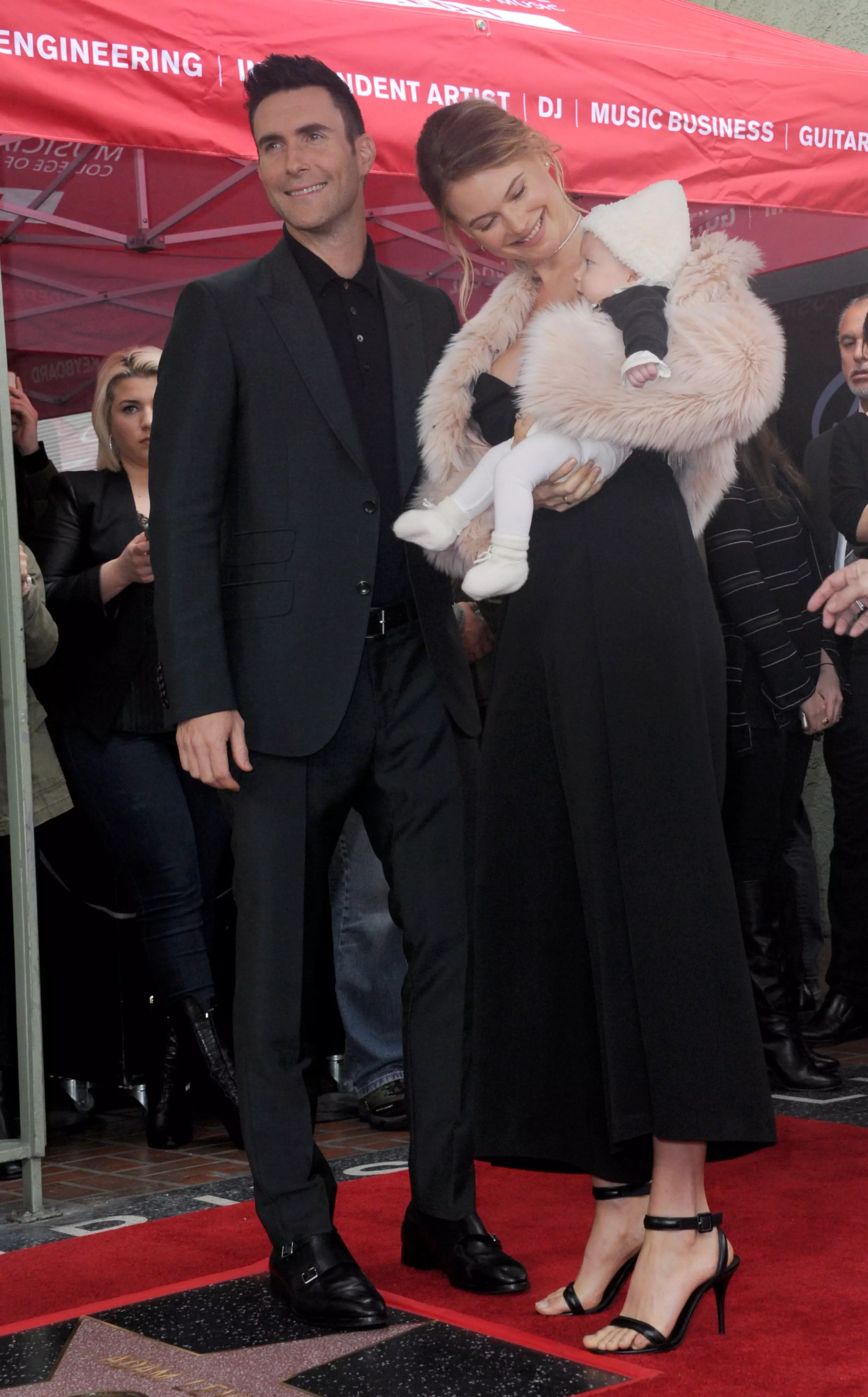 Mūziķis Ādams Levins, sieva/modele Behati Prinslū un meita Dustija Rouza viņa zvaigznes Holivudas slavas alejā ceremonijā