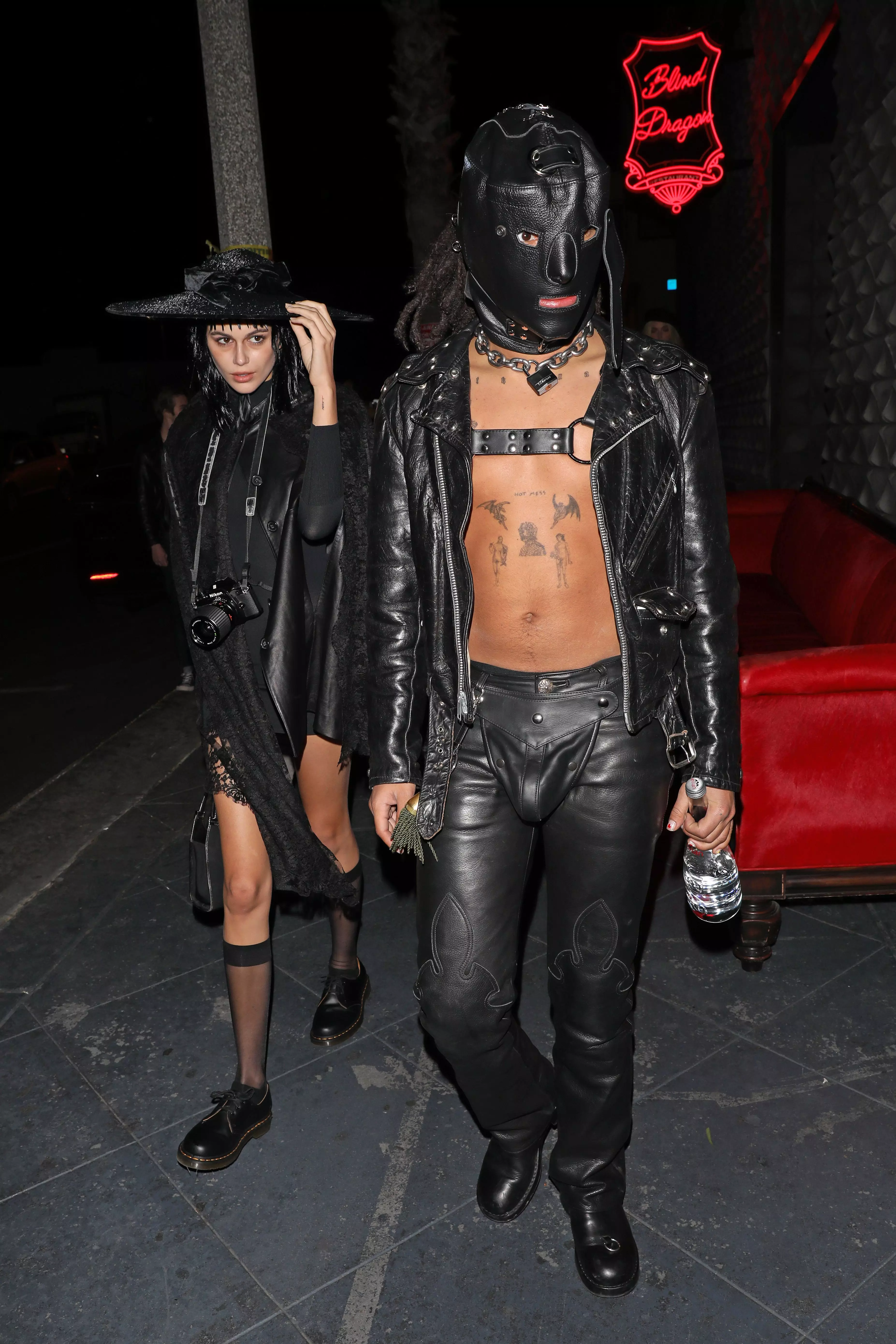 Kaia Gerber နှင့် သူမ၏ ချစ်သူ Kendall Jenner ၏ Halloween ပါတီအတွက် Blind Dragon သို့ သွားခဲ့သည်။