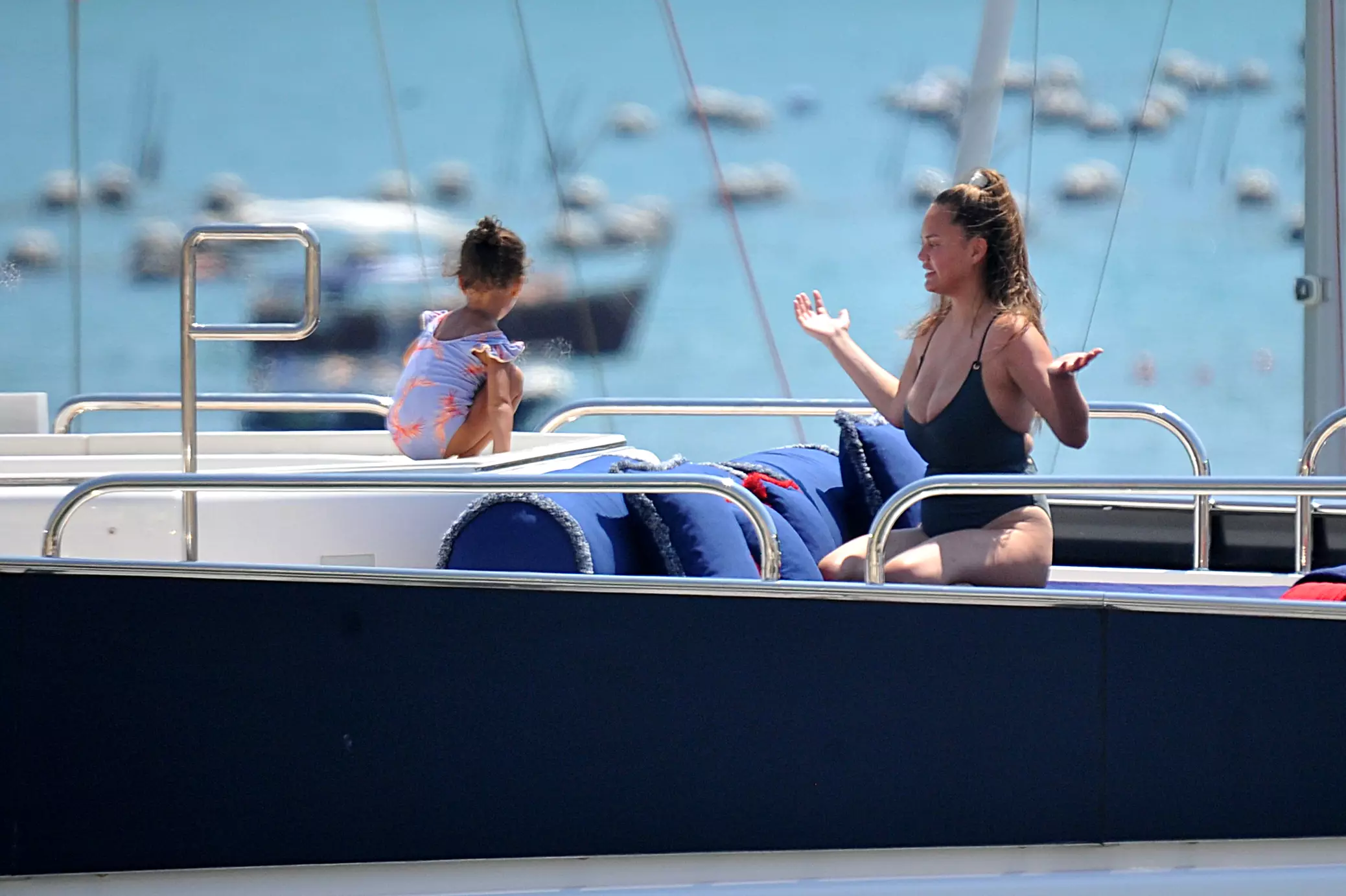 ZOTHANDIZA: Chrissy Teigen adawonedwa pa yacht ku Porto Venere, Italy