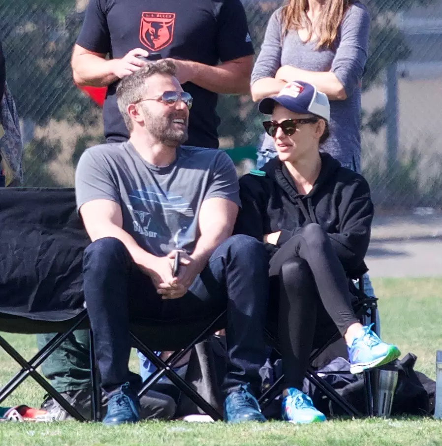 Jennifer Garner og Ben Affleck tager deres datter med til fodboldtræning med Bens mor.