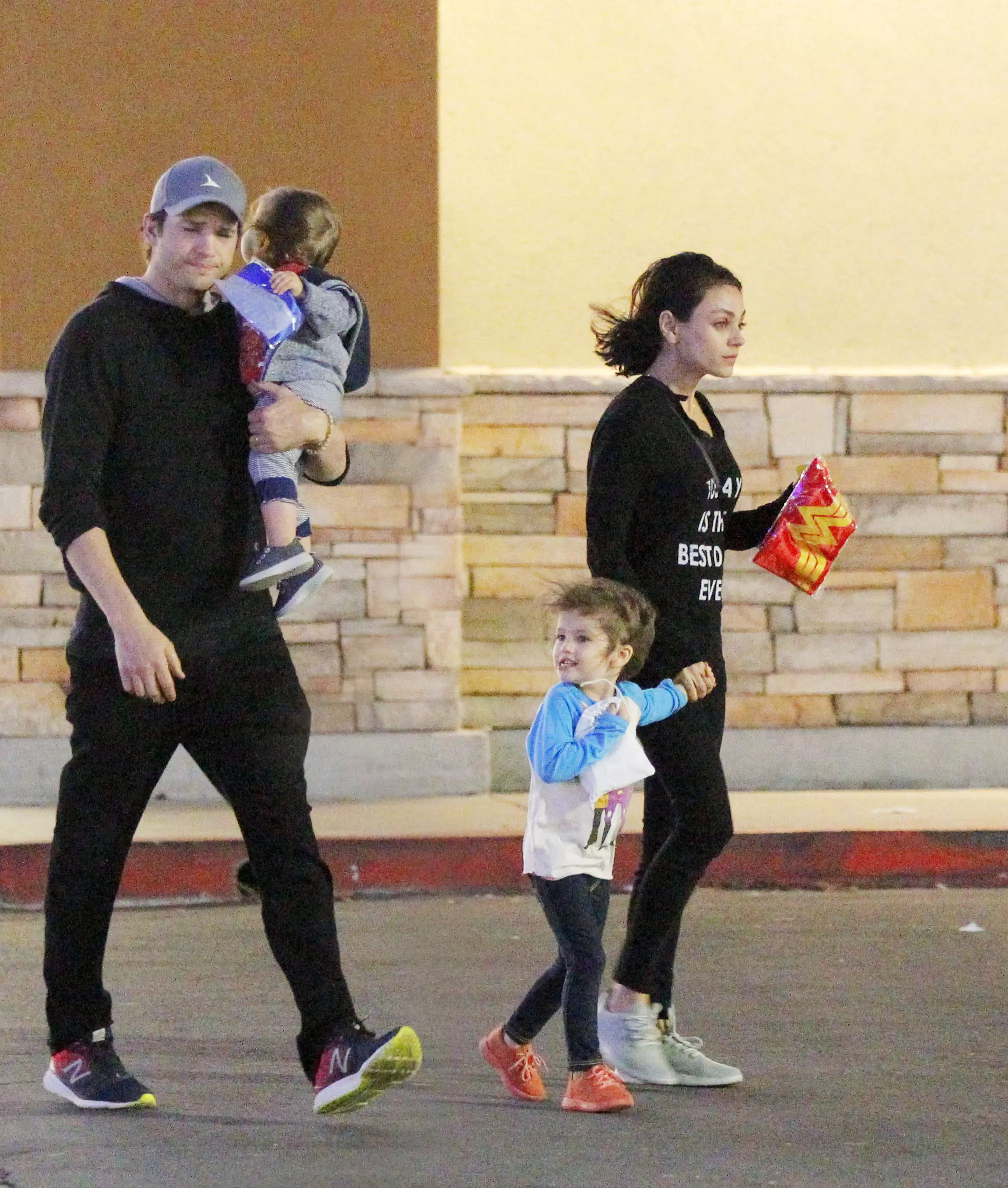 mila-kunis-en-ashton-kutchers-zeldzame-foto's-met-hun-2-kinderen