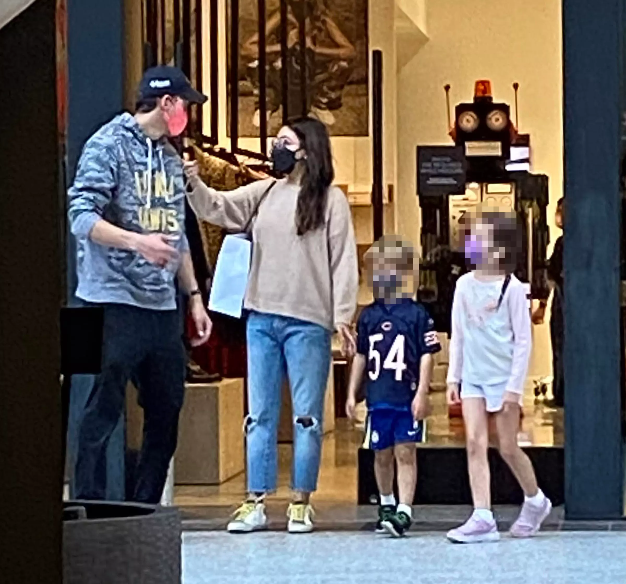 Ashton Kutcher και Mila Kunis Kids Family Outing Photos