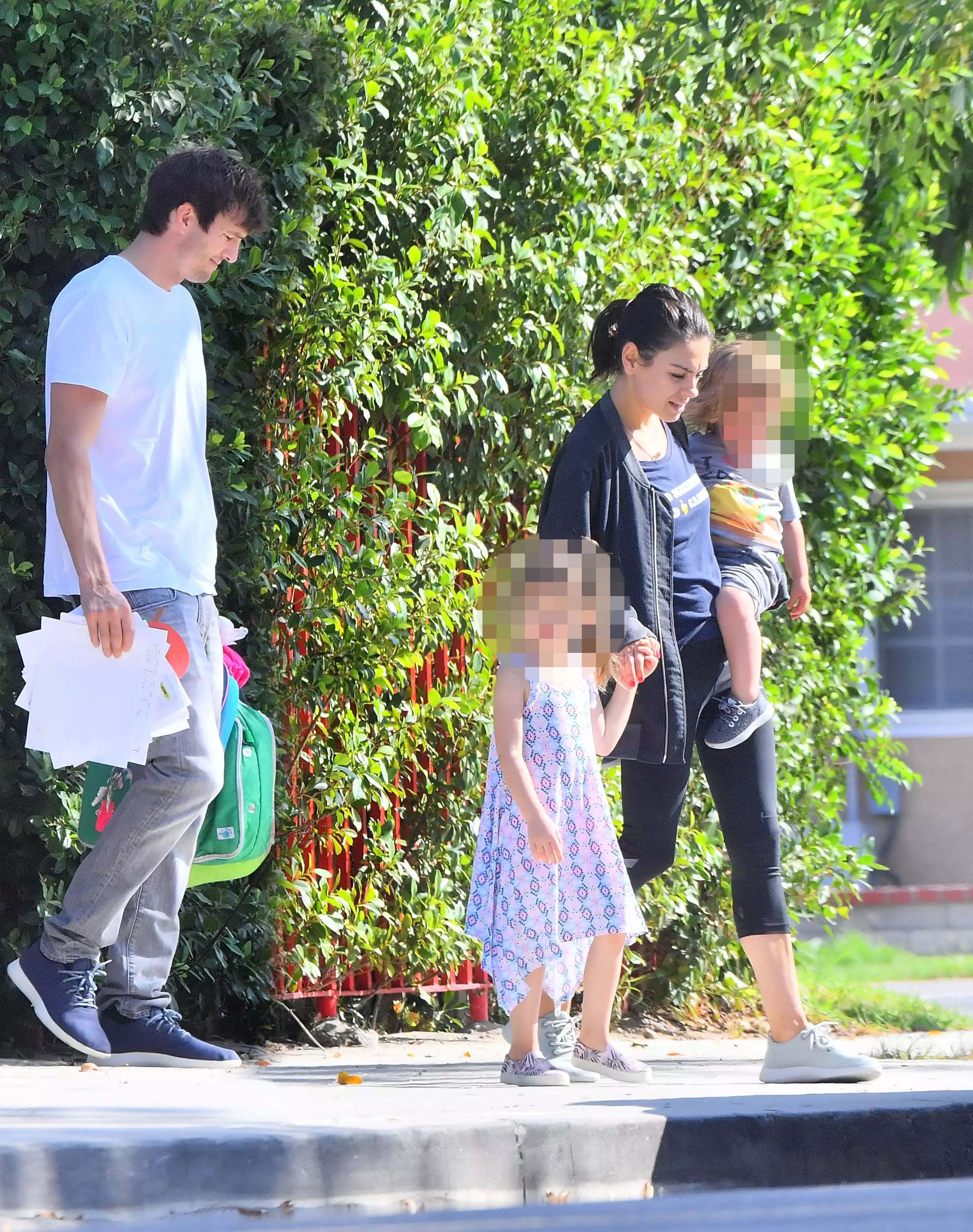 mila-kunis-en-ashton-kutchers-zeldzame-foto's-met-hun-2-kinderen