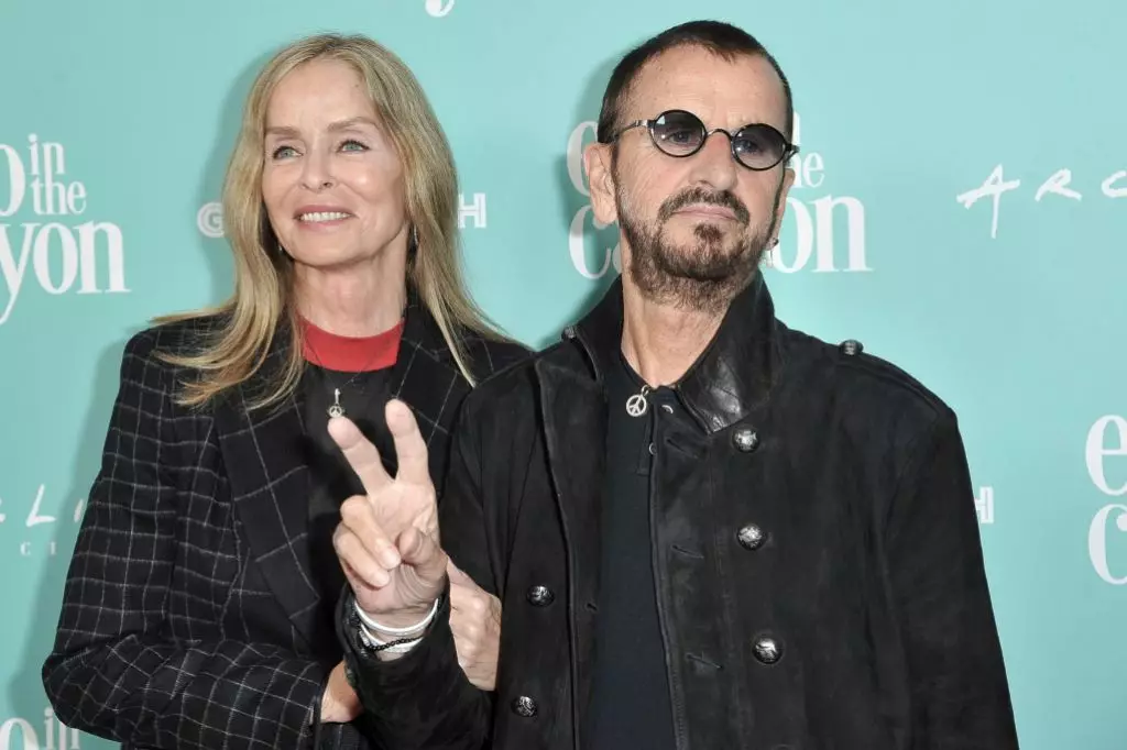Ringo Star Freneze Enamiĝas al Sia Edzino Barbara Bach! Renkontu la Aktorinon Kiu Ŝtelis Sian Koron