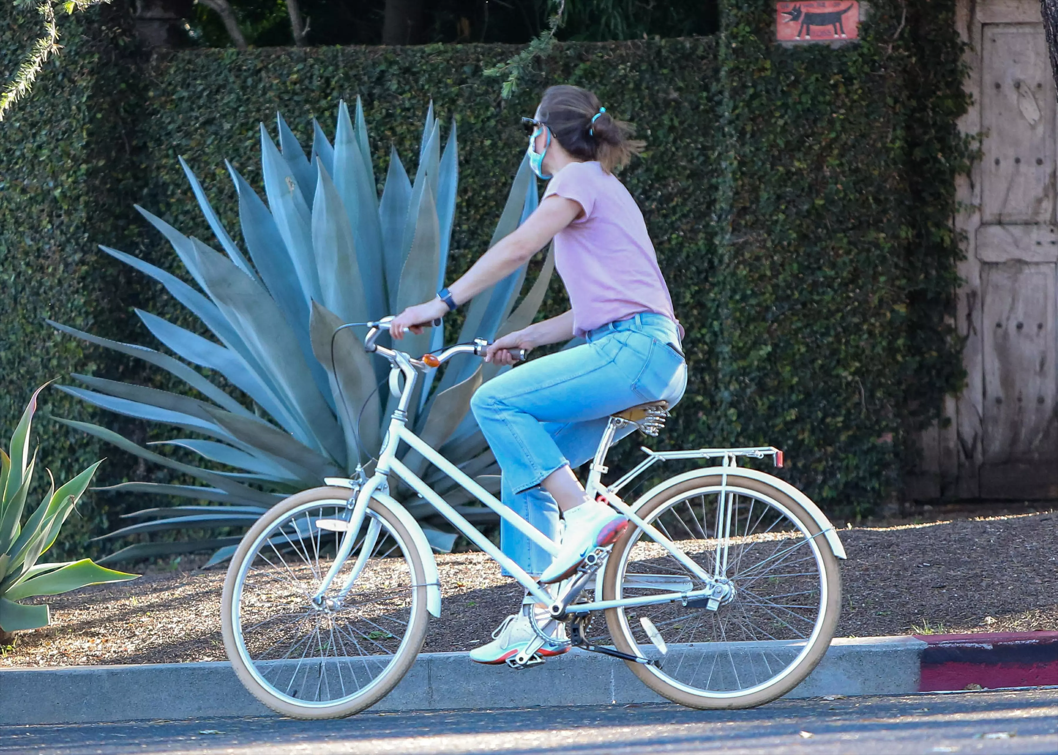 Jennifer Garner Mus caij tsheb kauj vab nrog nws tus tub