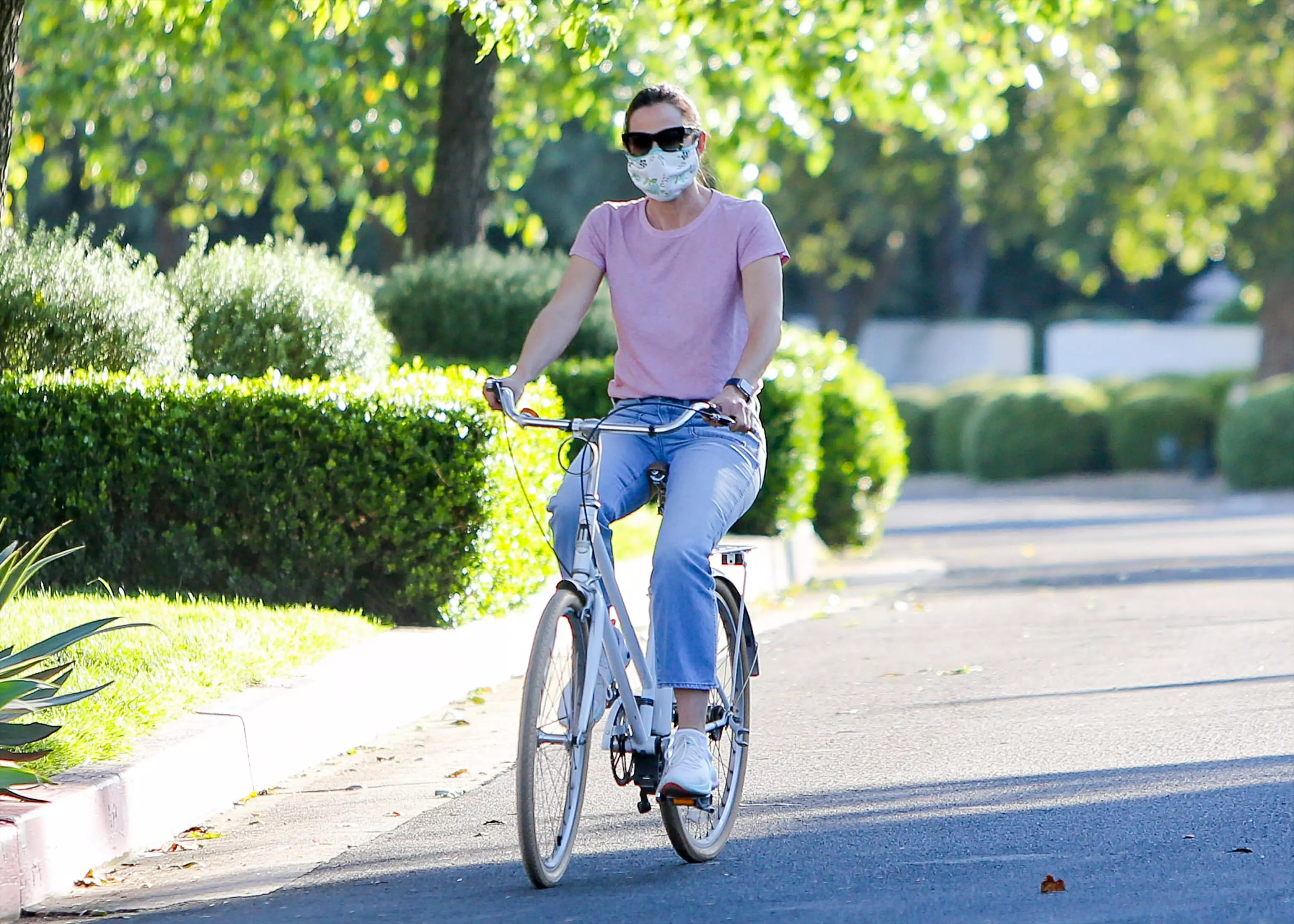 Jennifer Garner drar på en sykkeltur med sønnen sin