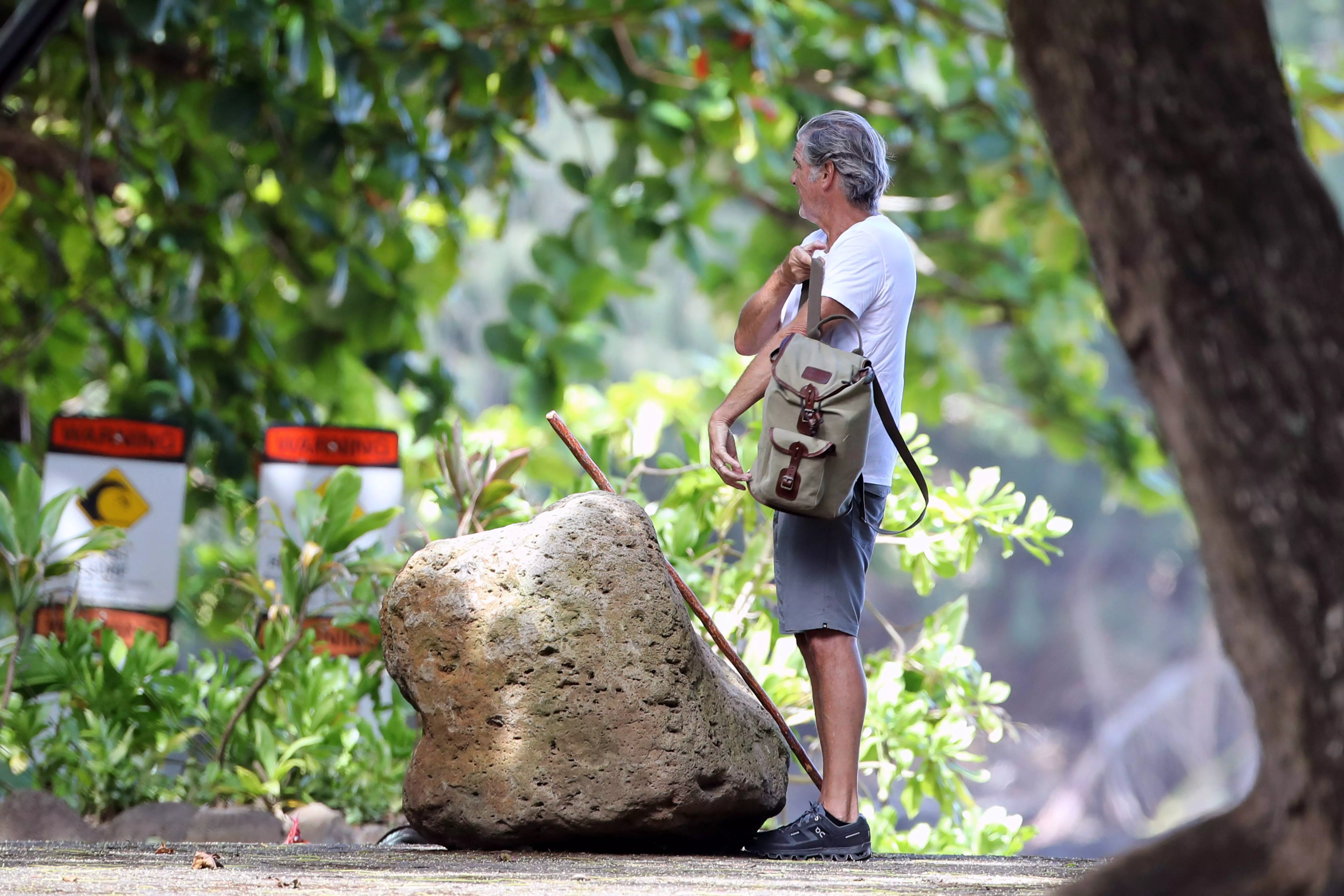 Eksklizif: Pierce Brosnan soti pou yon vwayaje nan Hawaii poukont li pandan fèmen pòt Covid19 la.