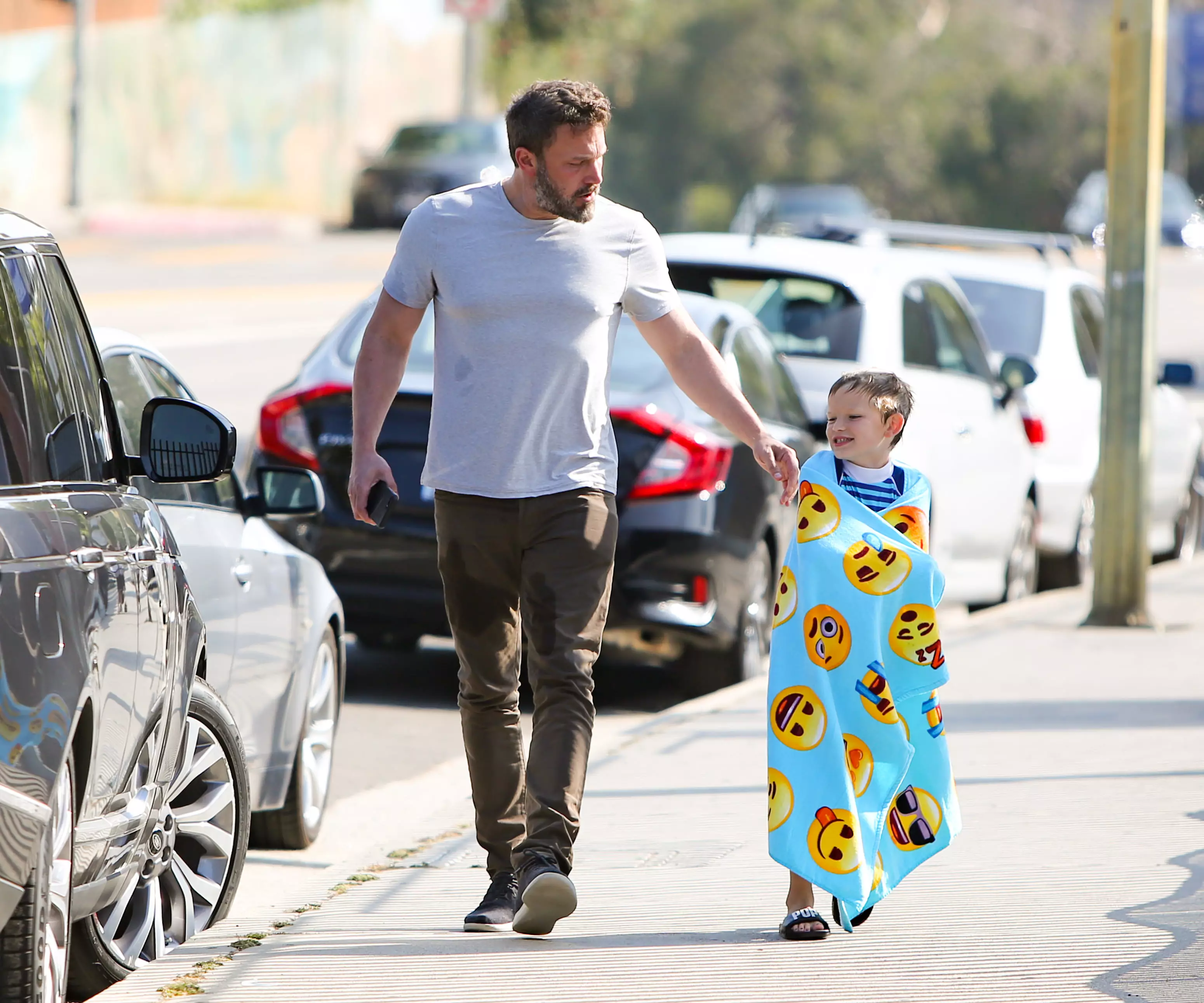 Ben Affleck lleva a Samuel a cuestas después de la práctica de béisbol