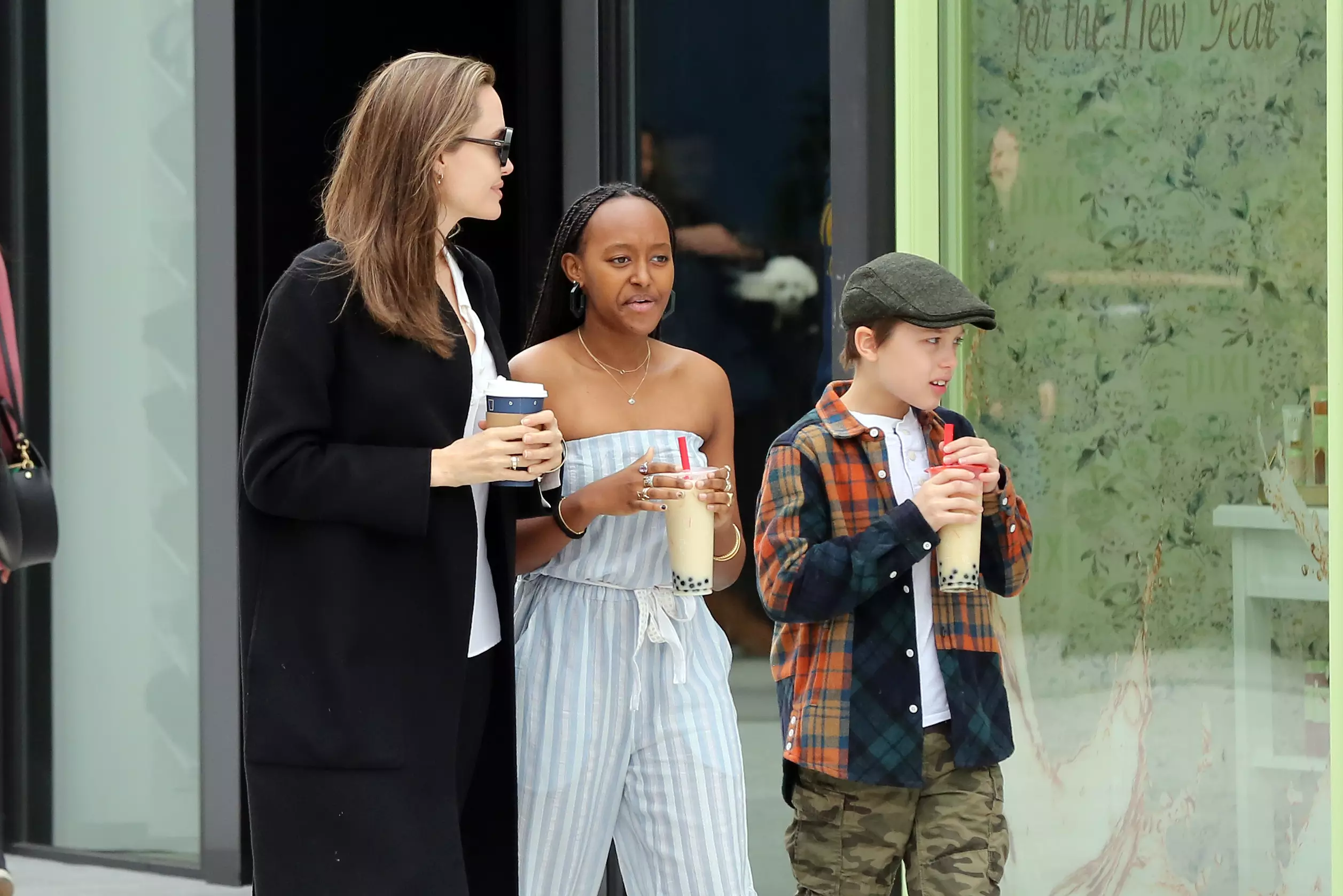 Angelina Jolie faz compras no shopping com os filhos