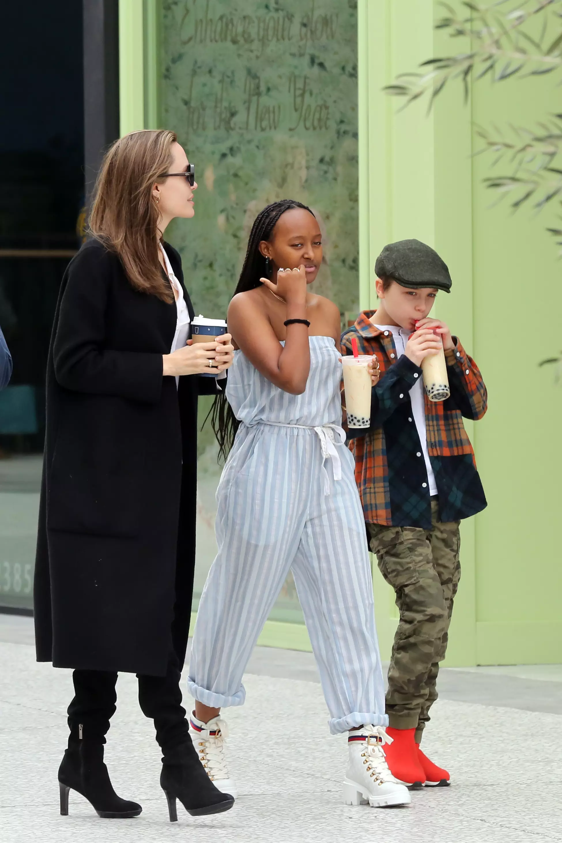 Angelina Jolie faz compras no shopping com os filhos