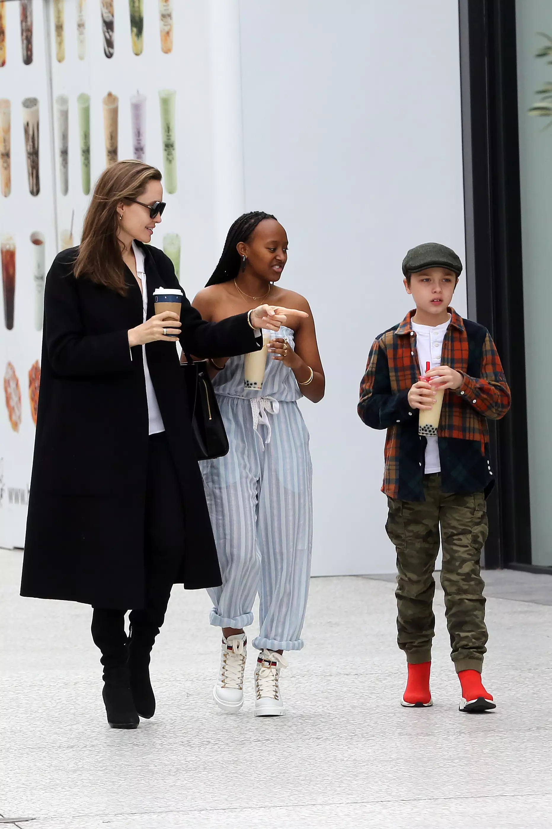 Angelina Jolie faz compras no shopping com os filhos