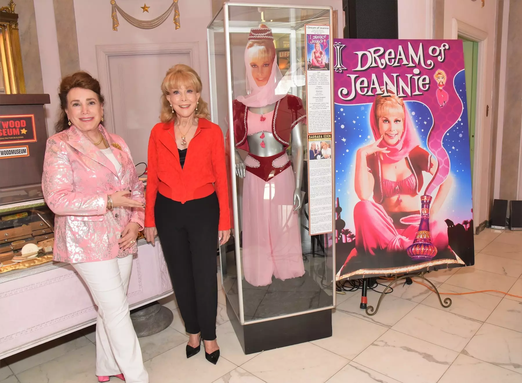 barbara-eden-jeannie-trang phục