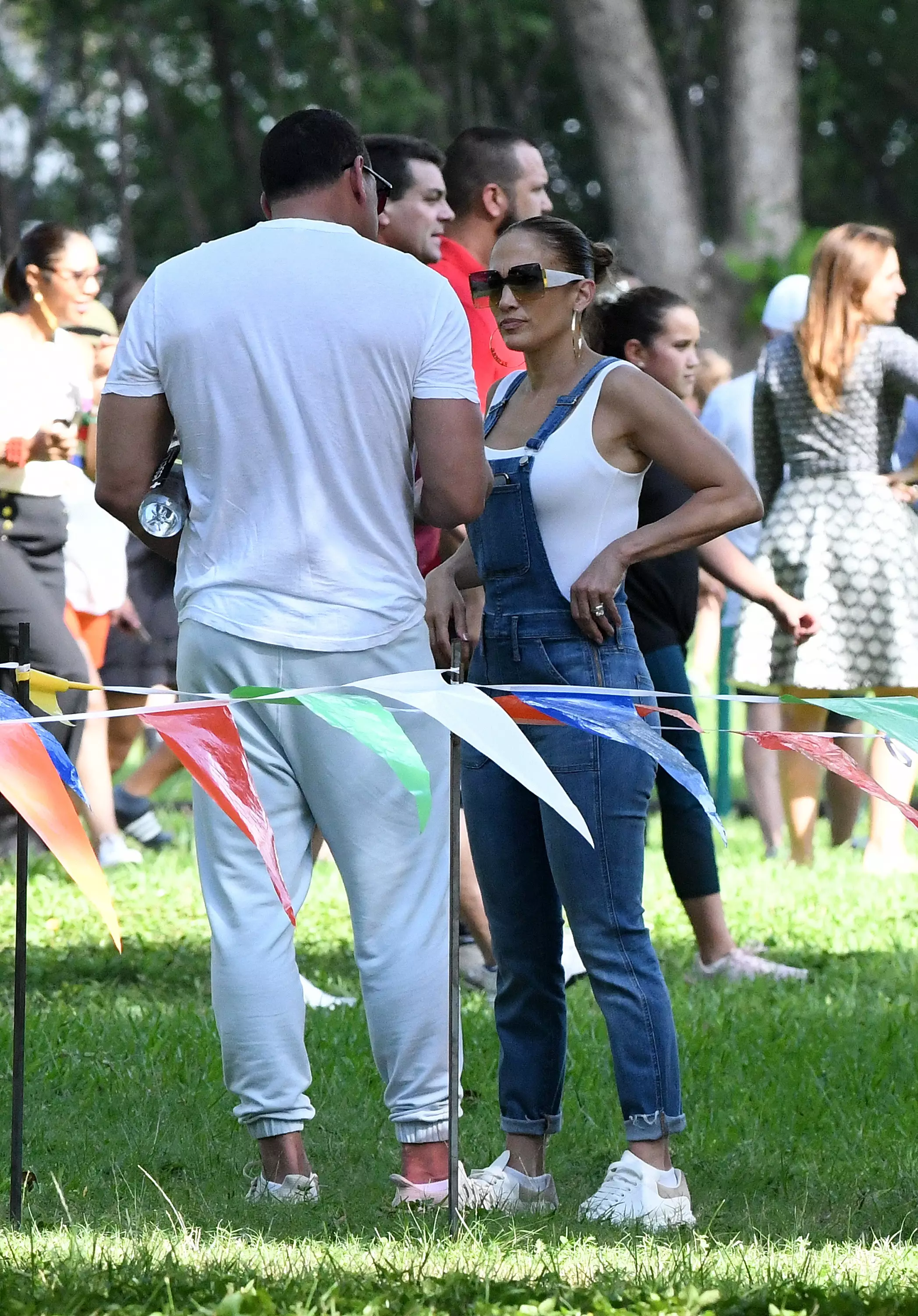 JLo e ARod se juntam a seu ex Marc Anthony e namorada para torcer pela filha Emme no encontro cross-country em Miami